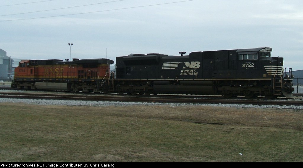 500 power consists of NS 2722 & BNSF 4744